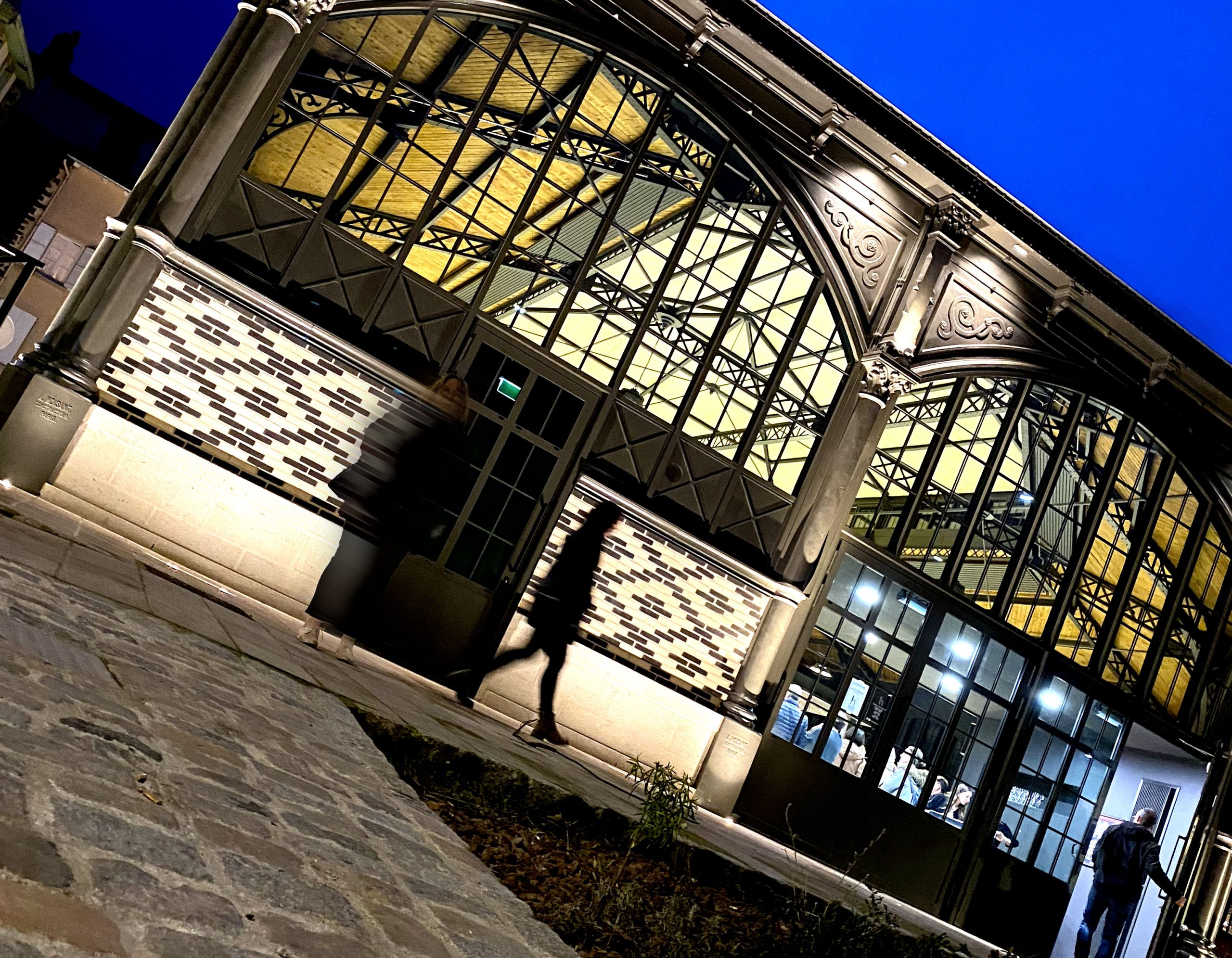 Vivez une journée aux halles ponotes, le marché couvert du Puy-en-Velay ...